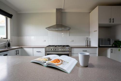 Spacious Kerang Retreat - Stylish & Cosy - Kerang