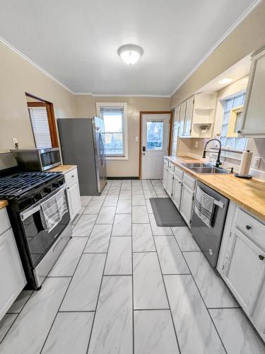 Family & Pet-friendly Home With Fenced Yard & Office - Kennywood, West Mifflin