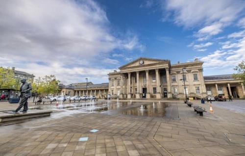 Deluxe Centre Private Apartment - Self Check In - Cctv - Free Parking - Huddersfield