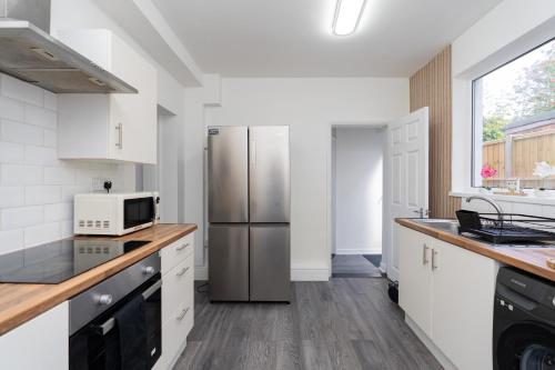 Open Mind Property - Stylish 4br House With 7 Beds - Portsmouth
