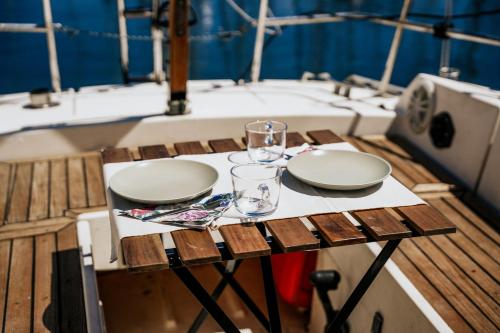 Romantic Sailboat Retreat Marina De Alcantara Downtown Lisbon - Lissabon