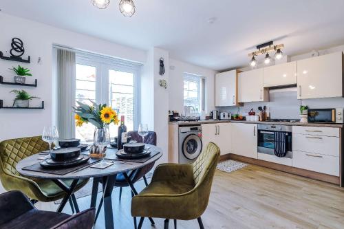 Stylish 3 Bed In Stoke By 53 Degrees Property - Private Parking & Long Stays Welcome - Waterworld, Stoke-on-Trent