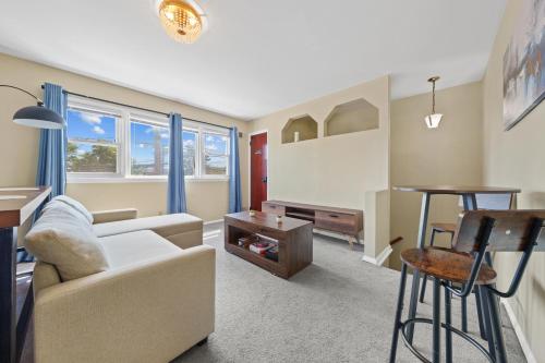 Home Theater L Three Bedrooms L Quiet Neighborhood - ベヨーン, NJ