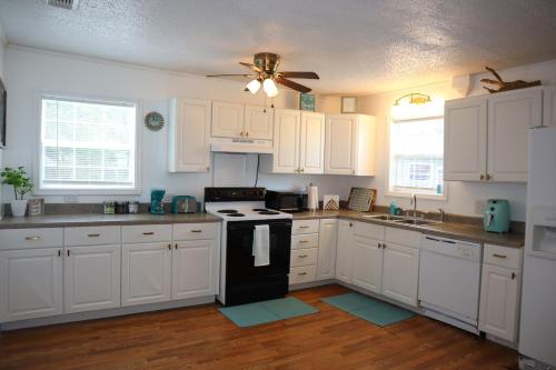 Aqua Bungalow - One Mile Away From Cove Harbor - Rockport, TX