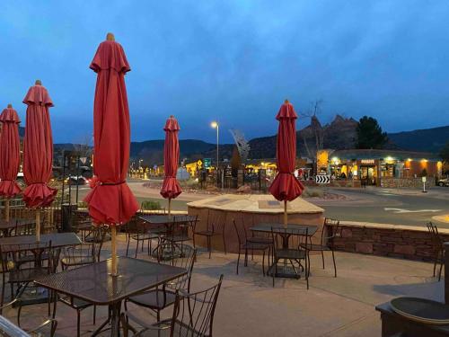 Romantic Cottage! King Bed! Private Hottub! Uptown! - Arizona
