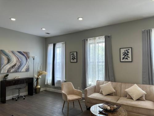 Bright & Airy 1 Bdrm Private Apt - Nassau, NY