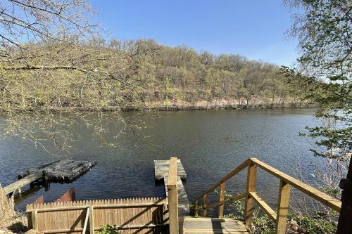 Lake Zoar Cabin - Newtown, CT