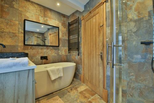 The Swansea Homestay | Spacious 4-bed Retreat - Wales