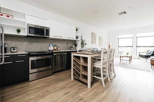 Superior 2 Bedroom Apartment In Heart Of Hollywood - Hollywood, CA