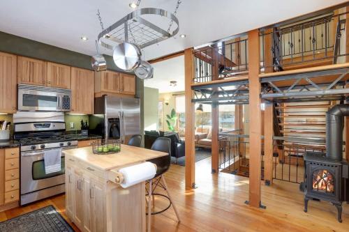 Rare Downtown Carriage House - Walk To Us Bank & Convention Center - Brooklyn Park, MN