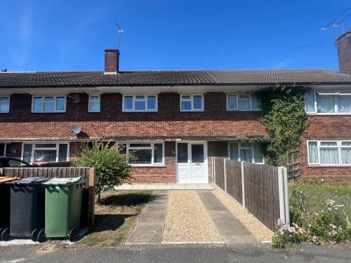Dunstable 3-bed House Sleeps 6 Driveway Parking Near Town Centre & Transport Links Close To Whipsnad - Dunstable