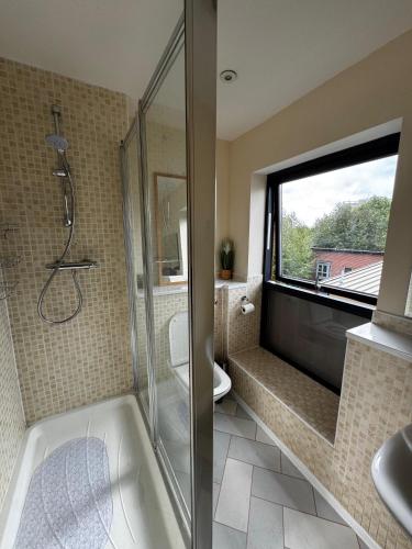 Modern 3-bed Townhouse & Balcony - Birmingham
