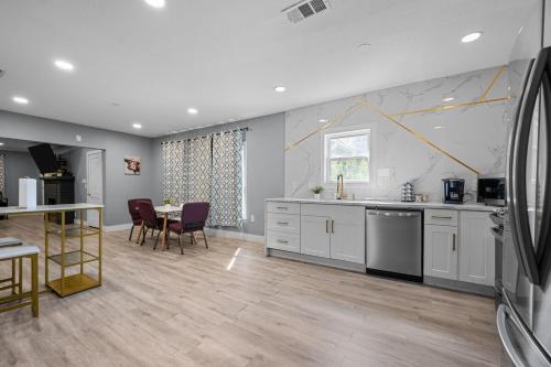 Quirky & Stylish 4br With Saltwater Pool - Sleeps 14 - Houston, TX