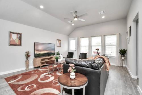 Elegant Exquisite 4bedroom Home In Katy With High Speed Wifi - Katy, TX