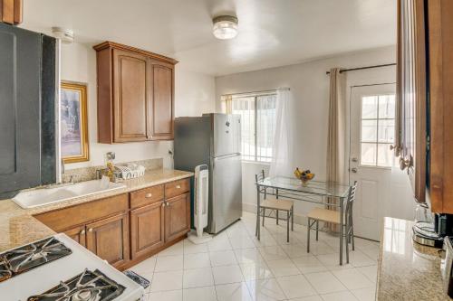 Walk To Eats! Commuter-friendly Apt In Van Nuys - San Fernando, CA