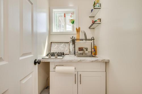 Walkable Location: Single-story Van Nuys Apartment - San Fernando, CA