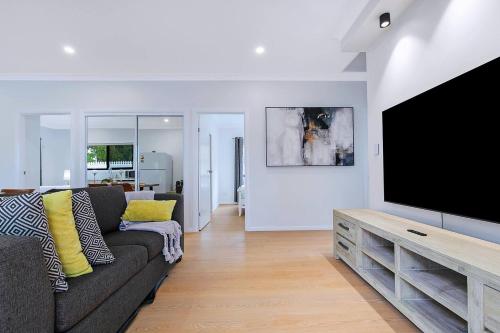 Poolside Family Cottage Near Shopping Towns - Brisbane