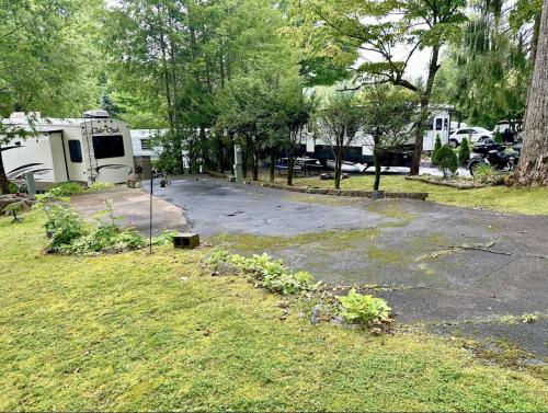 Crofty Bear - Empty Rv Camping Lot In Gatlinburg - Tennessee