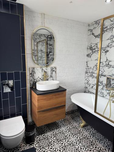 Marble Black Suite - Gloucester, UK