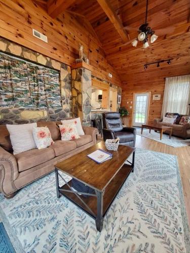 High Ridge Cabin With Hot Tub, Starlink Wi-fi & Whole-house Generator - Stanley, VA
