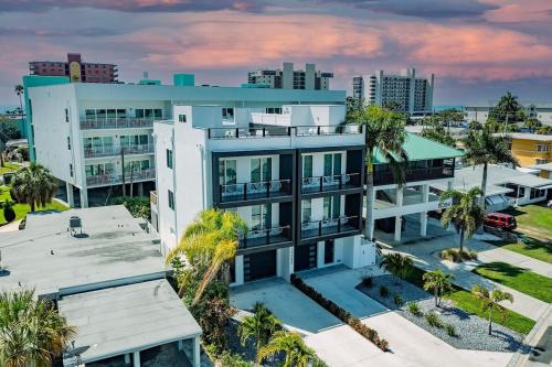 Luxury Pool Home-golf Cart - Treasure Island, FL