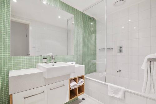 Apollo Blue 6 - Modern Waterfront Apartment - Apollo Bay