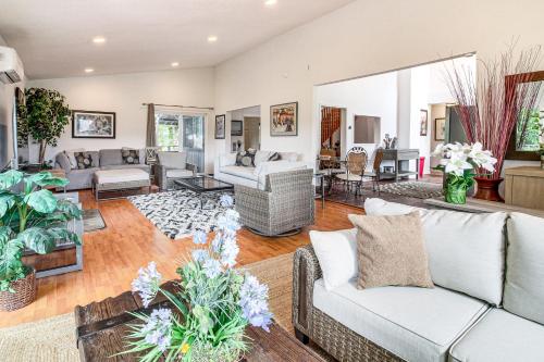 2 Mi To Downtown Coos Bay: Home W/ Deck, Fire Pits - Coos Bay, OR