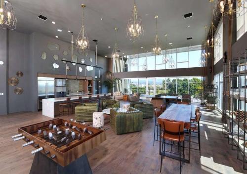 Pacific Paradise 10 Min From Disneyland With Pool & Gym - Costa Mesa, CA