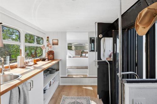 Bus Life Sleep Play & Farm Views - Geelong