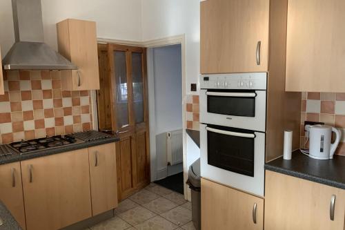 House - Sleeps 5 - Pet Friendly - Garden - Parking - Lytham St Annes