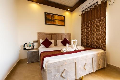 From $17 - Hotel Devraaj Palace - Elegant Stay Near Shri Ram ...