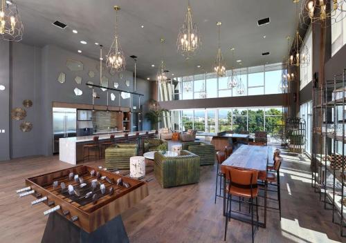 Luxury Haven 10 Min From Disneyland With Pool & Gym - Orange, CA