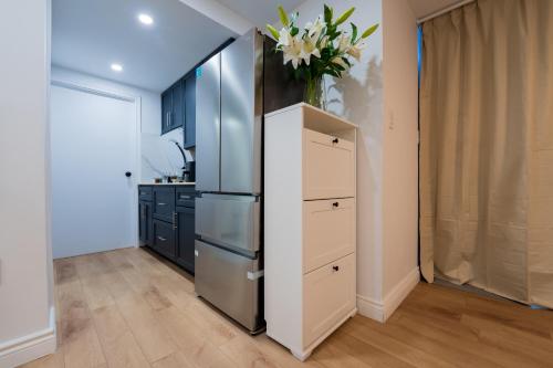 New Renovated Studio Queen Bed Sofa Bed - Montreal