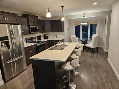 Comfy Home In Harbour Landing - Regina - レジャイナ
