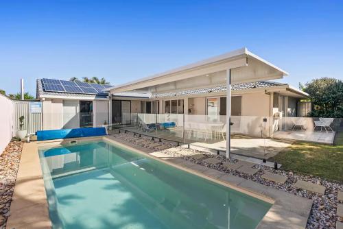 Designer Beach House With Pool, Firepit And Kayaks - Mooloolaba