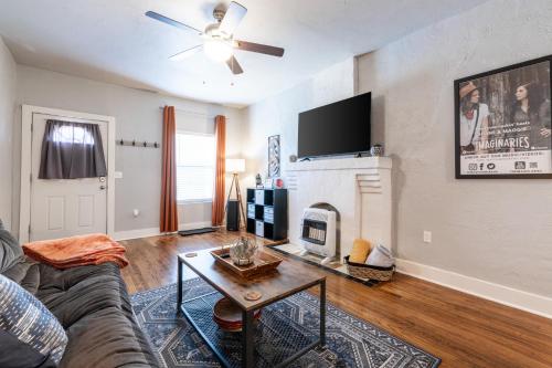 The Cozy Chickasha, Fiber Wifi, Washer & Dryer, Near Dt Chickasha & Leg Lamp! - Lake Chickasha, OK