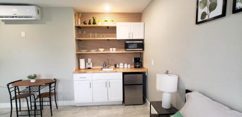 Charming Studio In Fabulous University Pines - Sarasota, FL