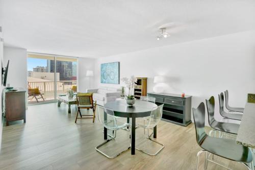 Brickell Bay Condo With Views Plus Parking Sleeps 6 - Miami