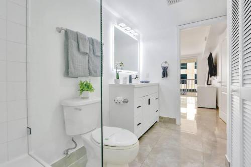 Stylish Brickell Condo With Balcony And Parking - Miami, FL