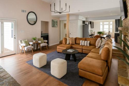 Castle Hills Escape 4br With Pool N Game Room - San Antonio, TX