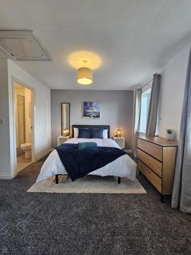 Stunning Contractor Home, Company Workers Wlc, Netflix - Wakefield