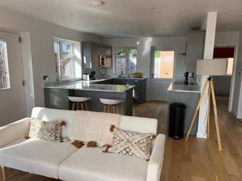 4 Bed House | Hill Top Views | 3 Car Driveway - Isle of Wight
