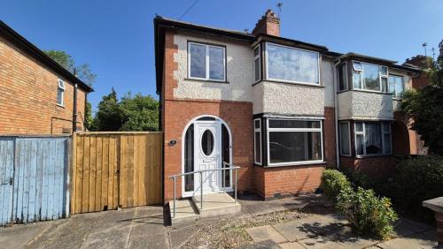 Relaxing Contractors & Family Friendly 4-bedroom Home , Sleeps 7 , Parking , Fast Wifi - Leicester
