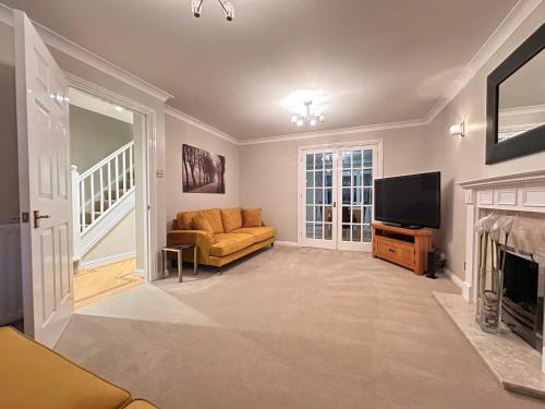 Spacious 4 Bed Home Near Elizabeth Line, Great For Contractors, Families, Groups & Insurance Stays - Romford