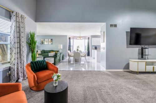 Modern Comfort Loves Park - Stylish 3br Getaway - Splash Pad, Belvidere