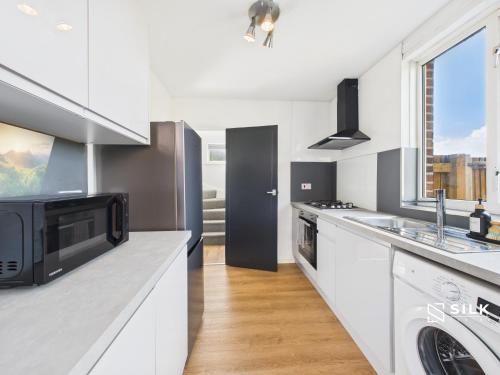 Modern 3-bed | Home Near Qa Hospital | Sleeps 7 - Portsmouth