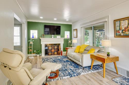 6 Mi To Arrowhead Stadium: Charming Home W/ Porch! - Kansas City, MO