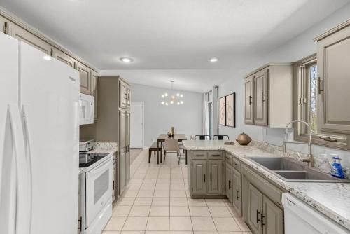 Cozy Bike-in & Out Retreat - Fire Pit Pet Friendly - Bentonville, AR