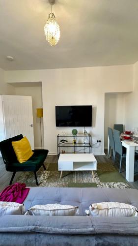 Jarrow Haven Contractor Family Stay With Free Parking Sleeps 8 - Newcastle upon Tyne