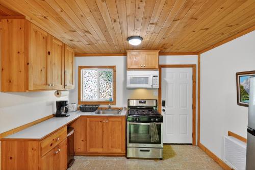 Cozy Cabin Near Wineries, Harbin Hot Springs Cabin - Clearlake, CA